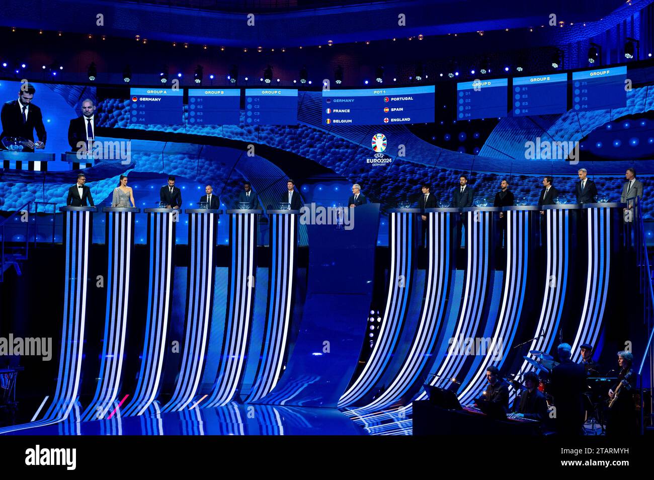 Beginn der Auslosung mit UEFA Legenden als Losfee, Pedro Pinto ...