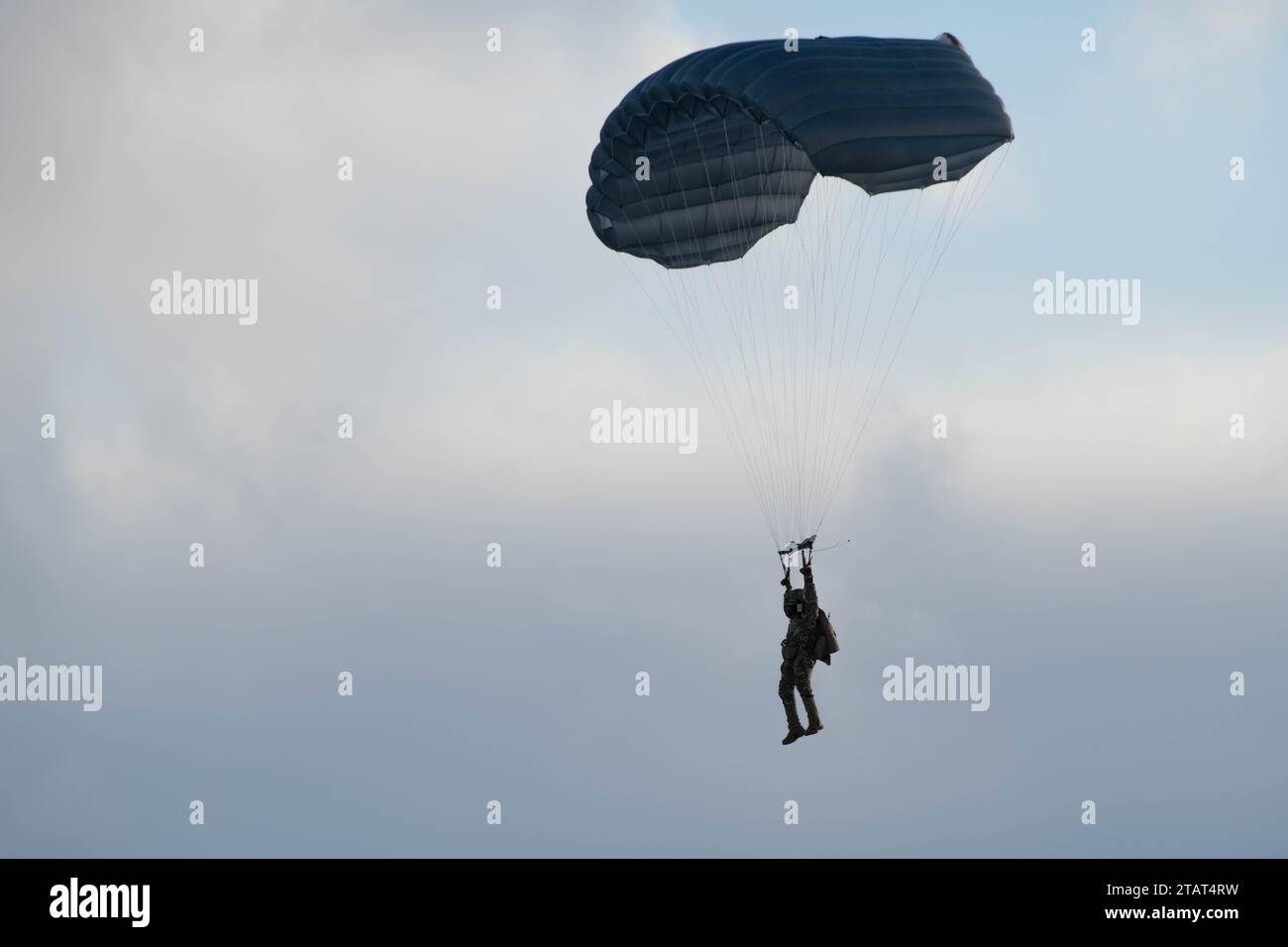 Un parachutiste de l'armée américaine de la 4th Quartermaster Company ...