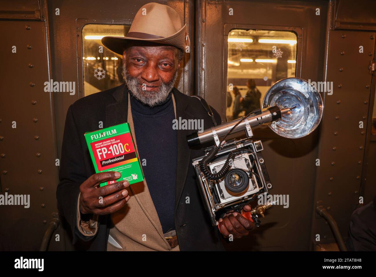 Le photographe Louis Mendes montre son appareil photo vintage lors des Holiday Nostalgia Rides ...