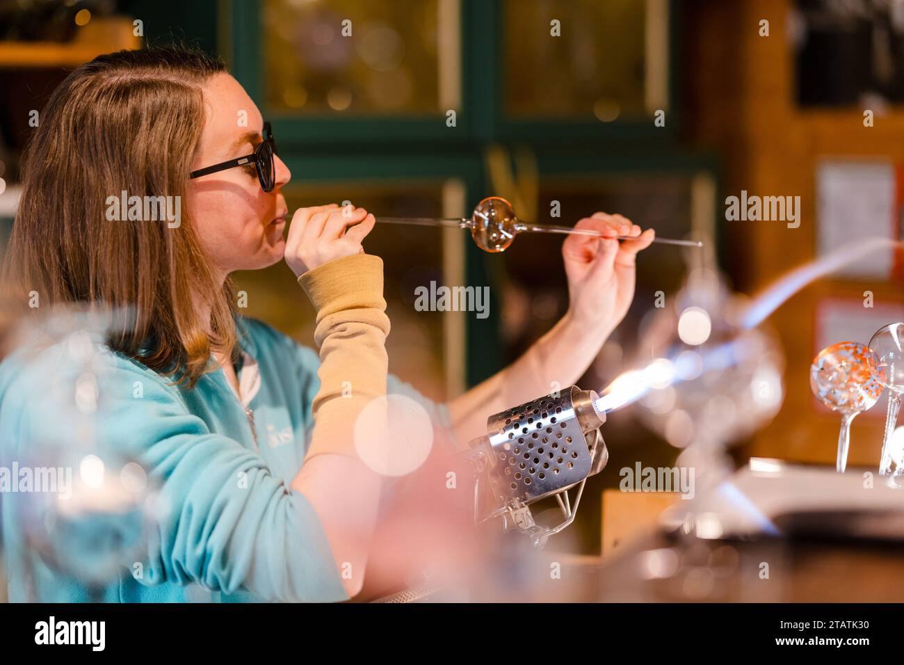 Lauscha, Allemagne. 30 novembre 2023. Rachel Van Liere souffle des ...