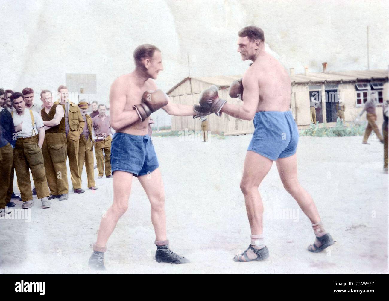 Photo en couleur de boxeurs dans un camp militaire pendant la Seconde ...