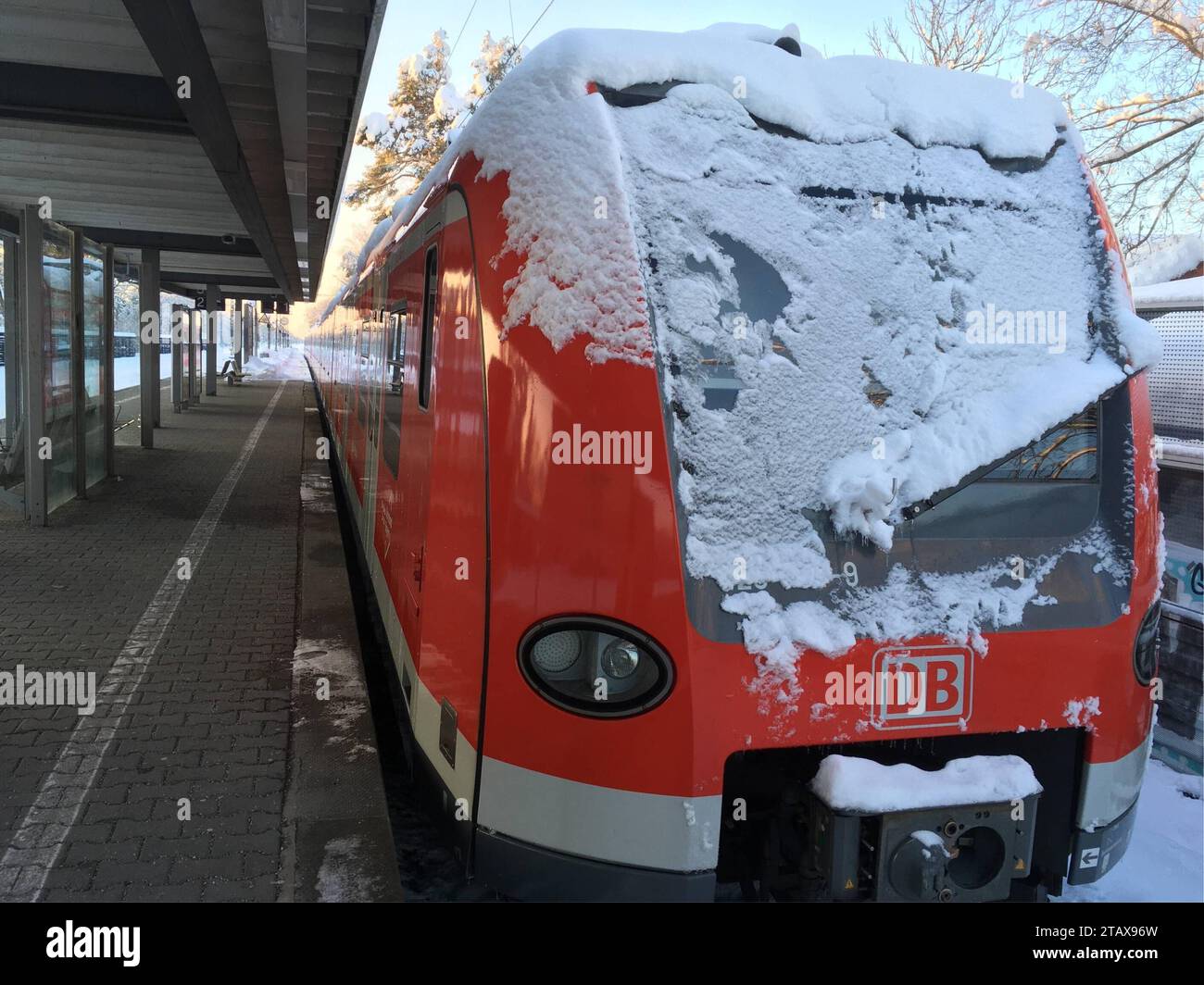 Ein eingeschneite, zum Stillstand gebrachte S-Bahn, Lok, Zug, Am Bahnhof Vaterstetten, Kreis ...