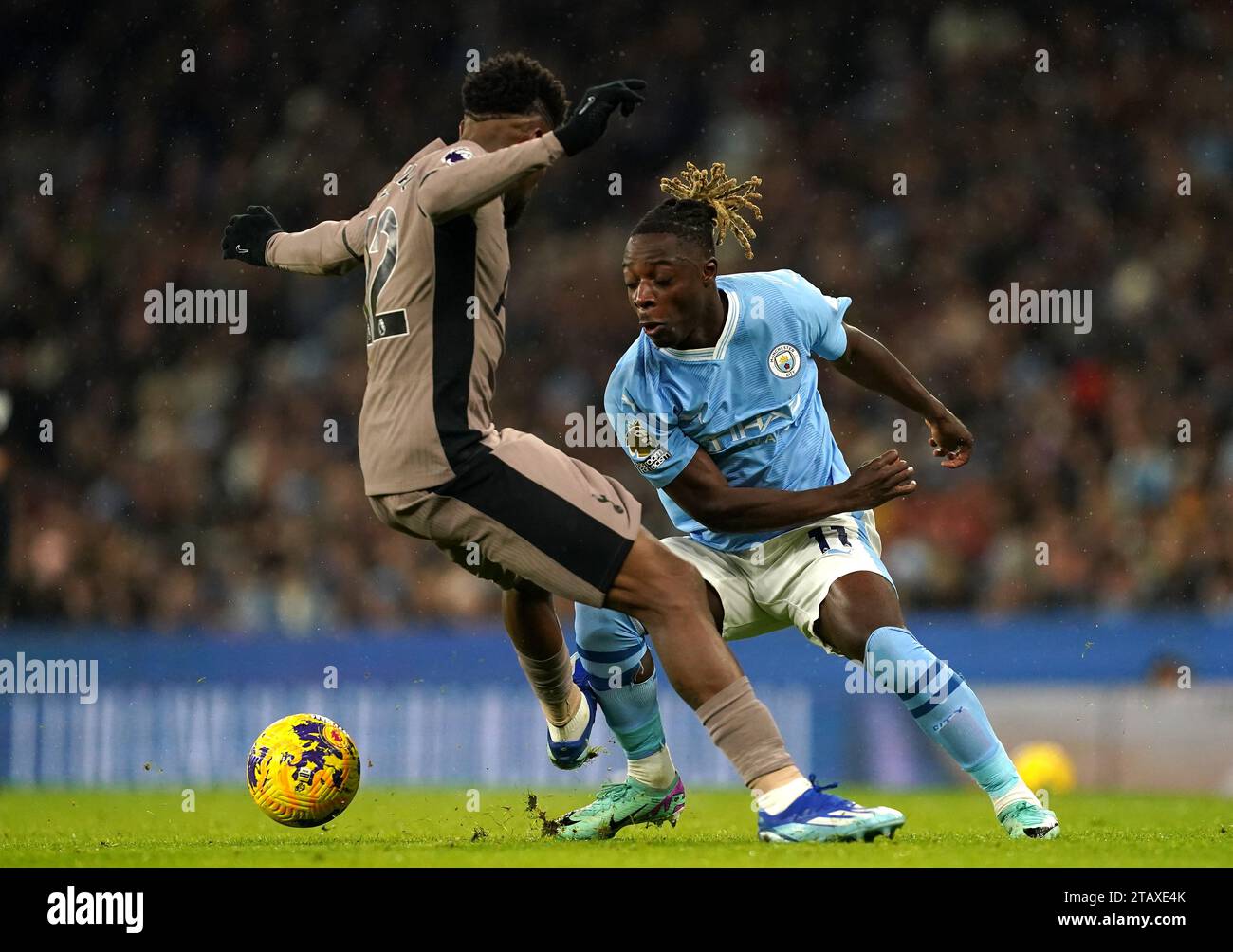 Jeremy Doku de Manchester City (à droite) et Brennan Johnson de ...