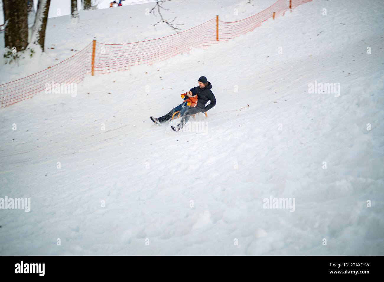 München voller Schnee : Viele Menschen gehen rodeln Impressionen aus ...