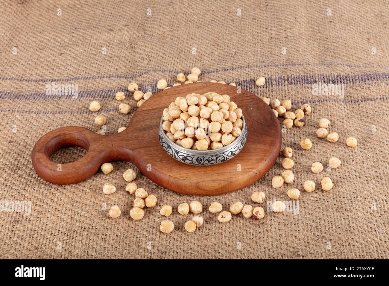 Variétés de noisettes dans un bol en cuivre sur fond de lin. Noisettes ...