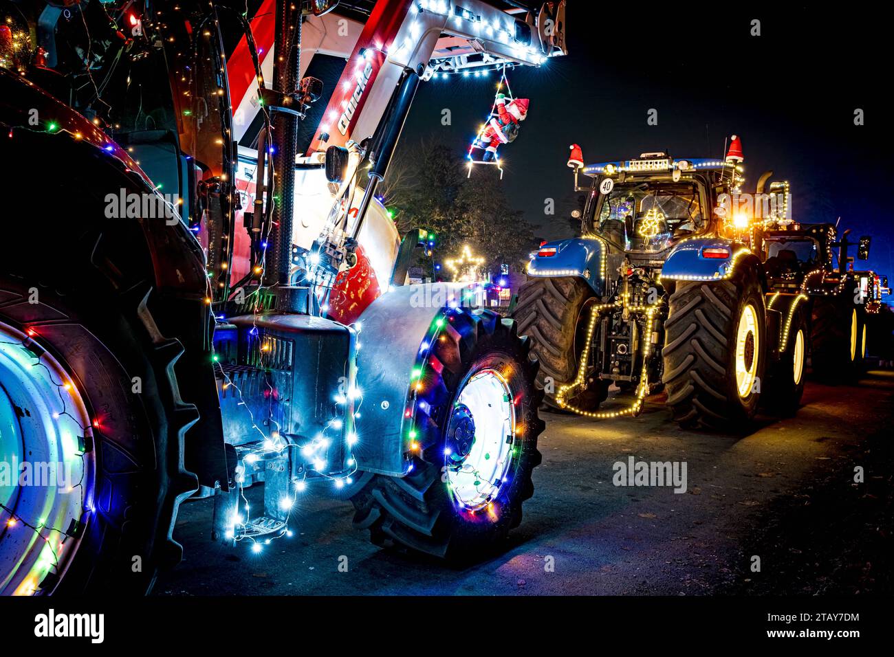 Lichterfahrt - Landwirte begeistern mit ihren weihnachtlich beleuchteten Traktoren die Bürger ...