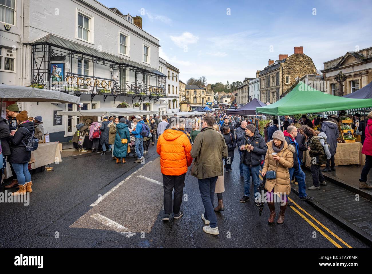 Foule de clients et de stands au marché du dimanche de Noël de Frome à ...
