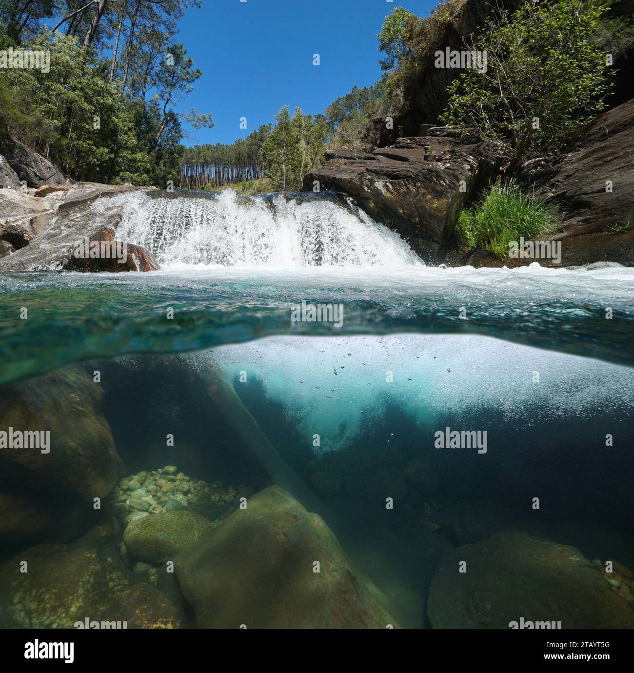 Rocher sous la cascade Banque de photographies et d’images à haute ...