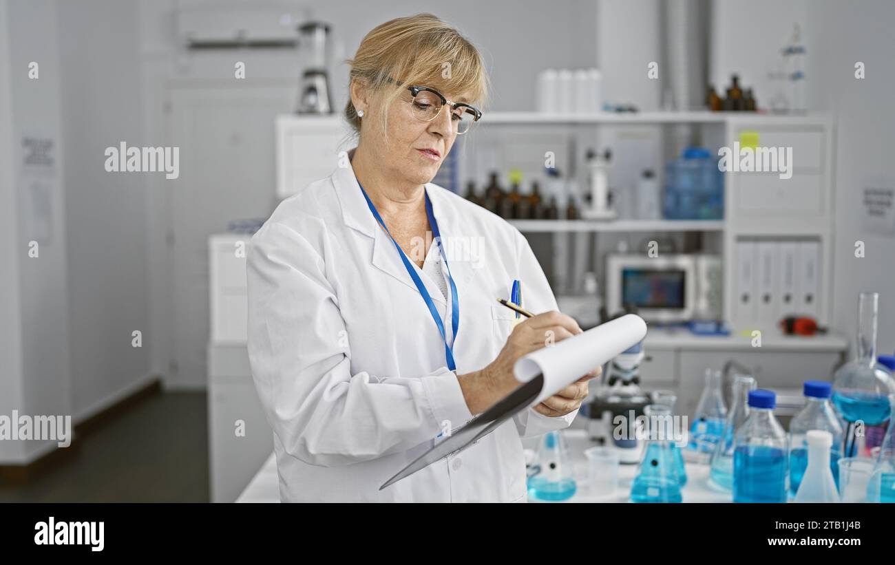 Dans le cœur vibrant de la science - belle scientifique blonde mature ...