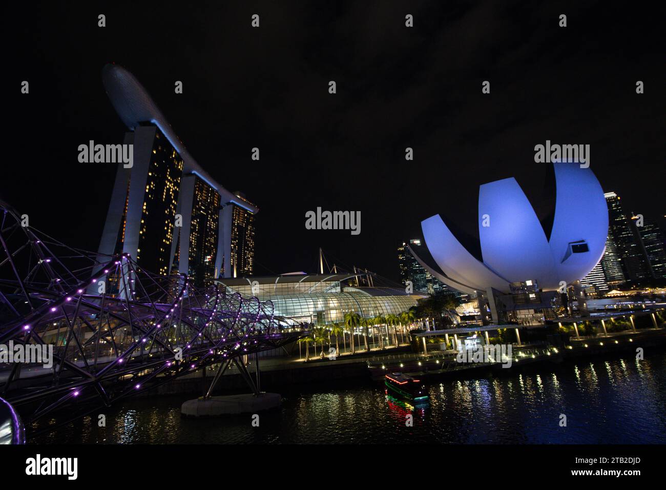 Marina bay sands by night Banque de photographies et d’images à haute ...