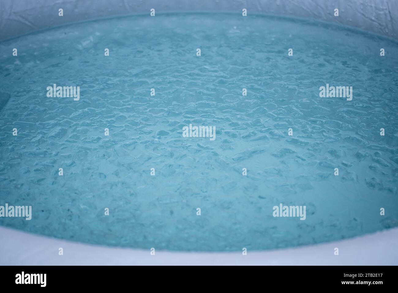 Baignoire gonflable en plastique portable dans un jardin prêt pour le ...