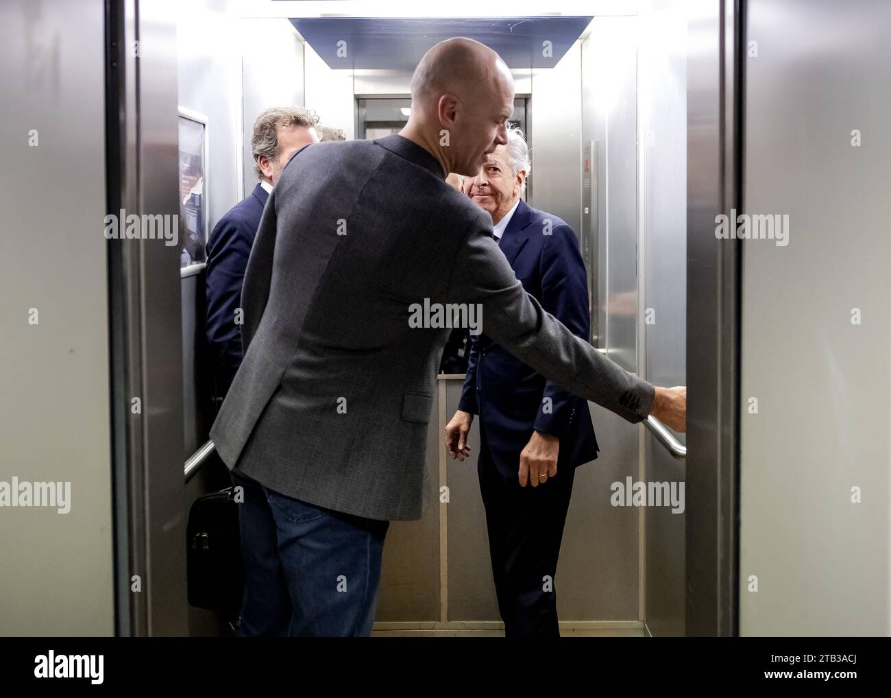 LA HAYE - le scout Ronald Plasterk part après les pourparlers. Plasterk ...