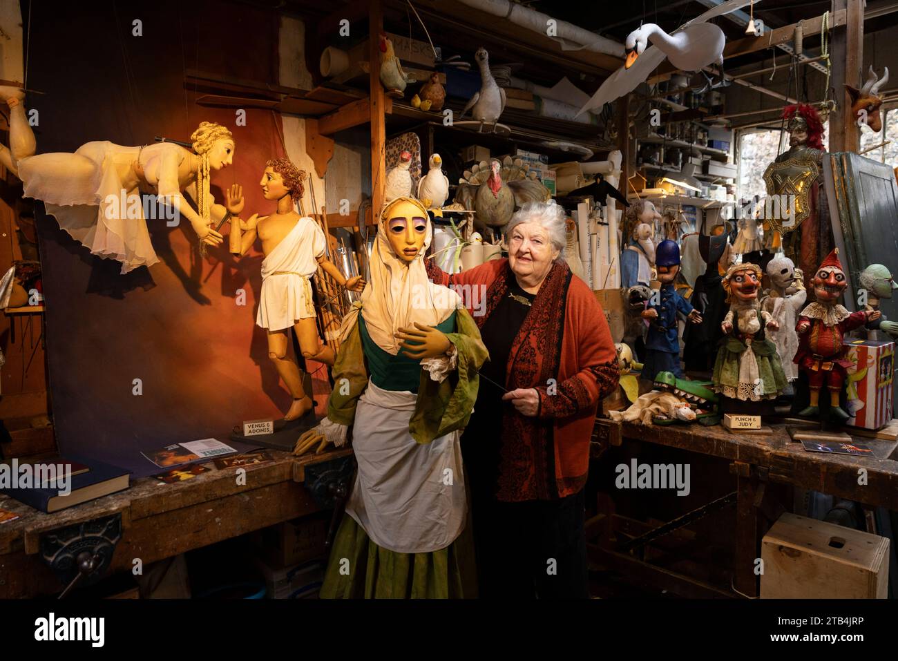 Lyndie Wright, célèbre artiste de marionnettes, ouvre son atelier et ...