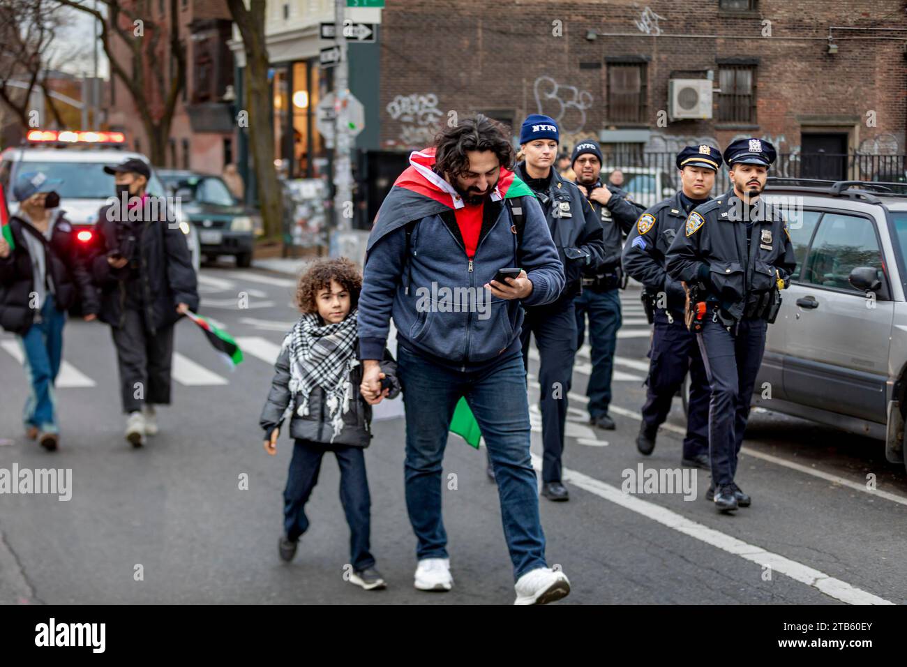 BROOKLYN, NEW YORK - DÉCEMBRE 4 : un manifestant pro-palestinien porte ...