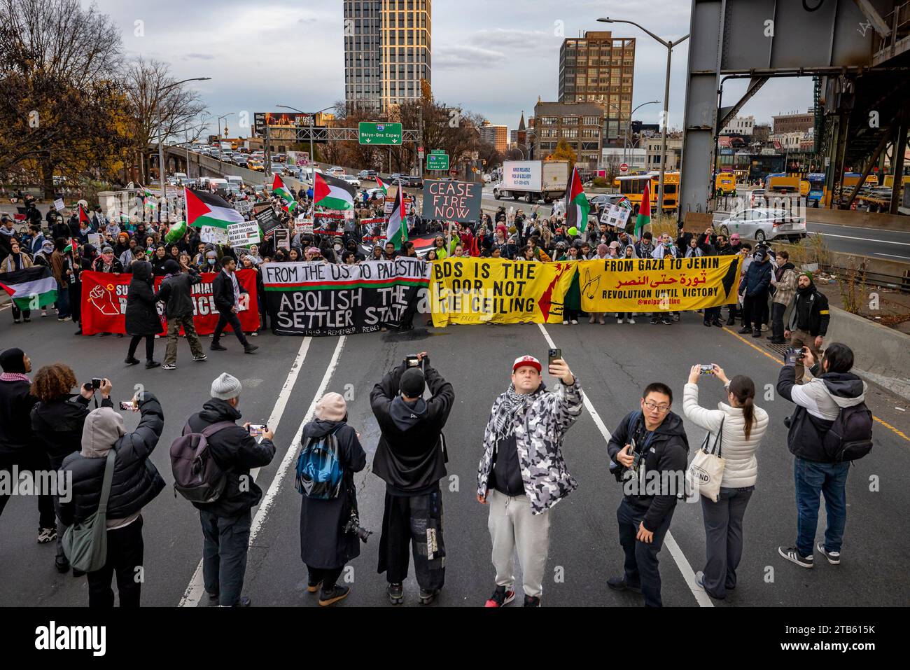 BROOKLYN, NEW YORK - DÉCEMBRE 4 : des manifestants pro-palestiniens ont ...