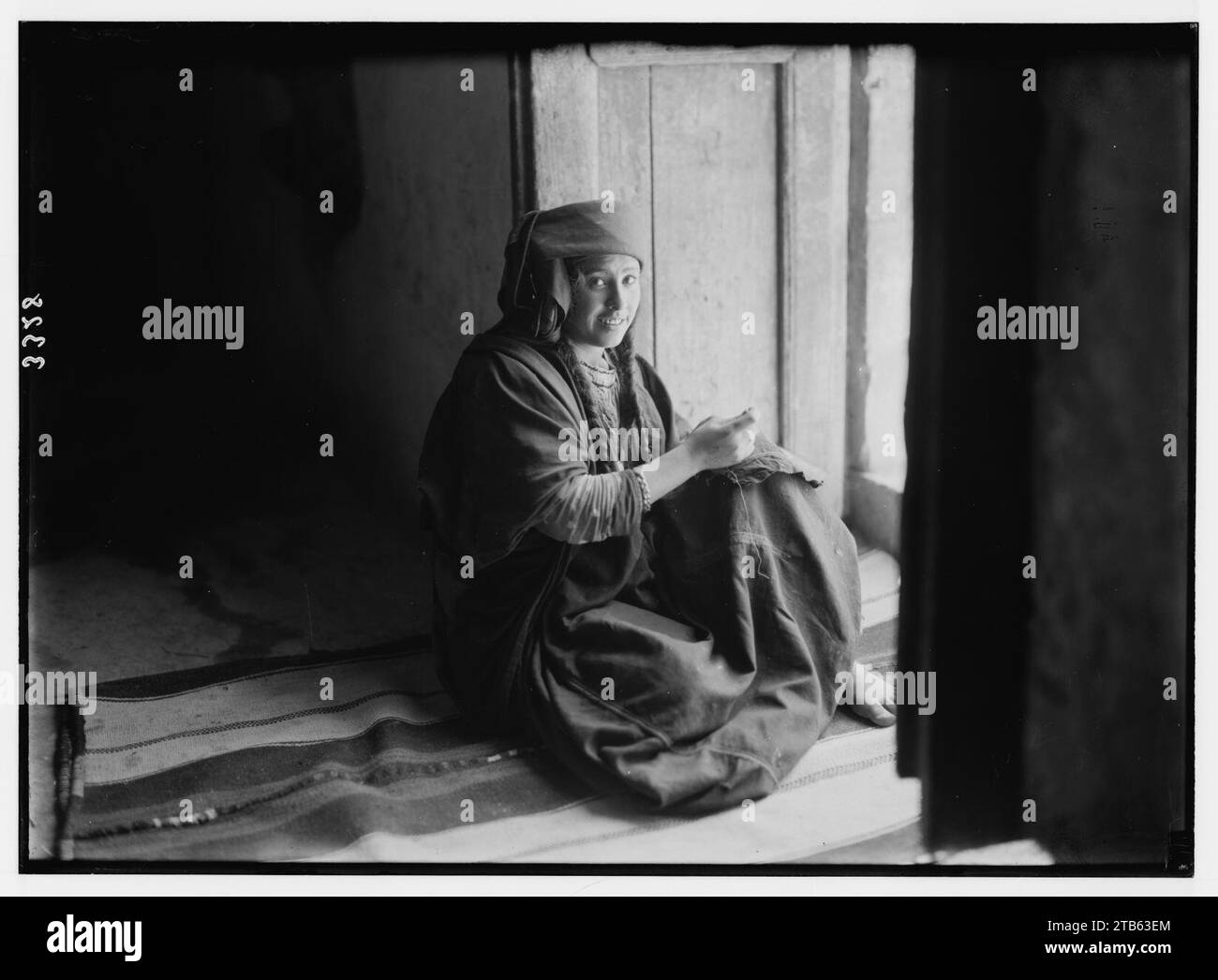 Wady Shaib Es-Salt, Amman, etc. Christian Bedouin girl d'Es-Salt, assis ...