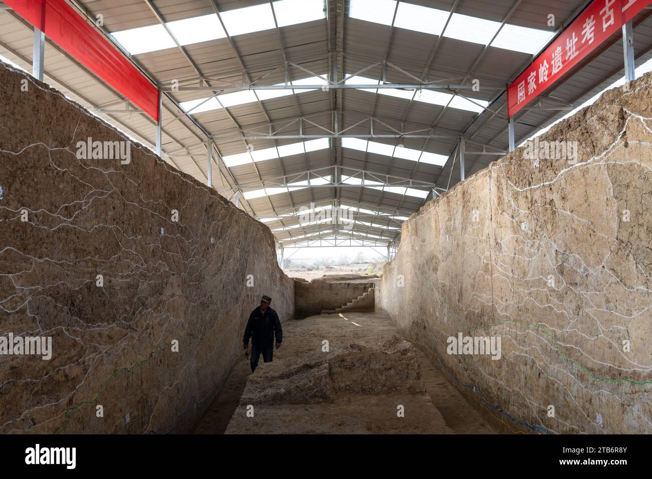 (231205) -- JINGMEN, 5 décembre 2023 (Xinhua) -- un archéologue ...