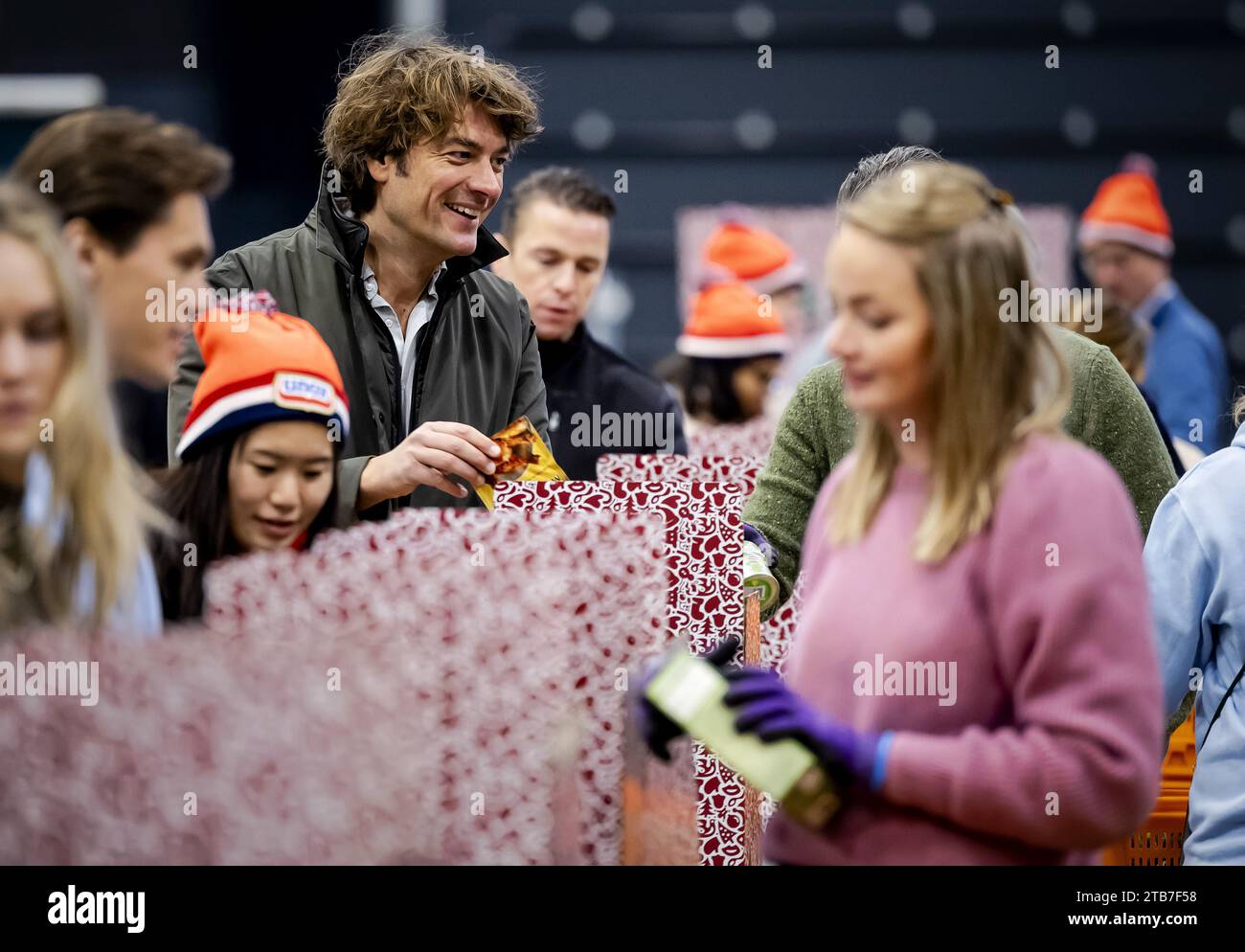 ROTTERDAM - l'ambassadeur de banque alimentaire Frank Dane emballe des ...
