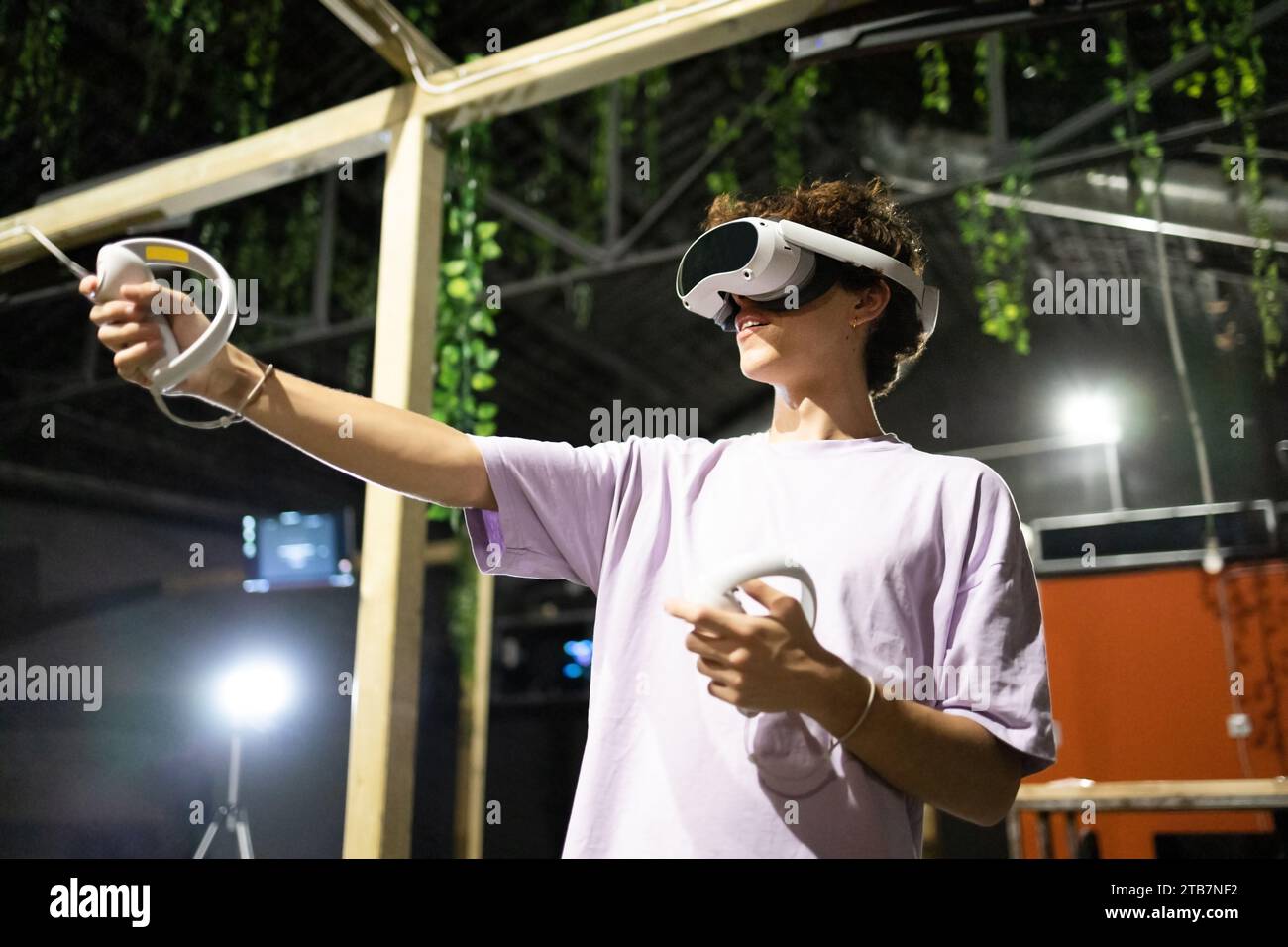 Un jeune individu joyeux joue avec un casque de réalité virtuelle et ...