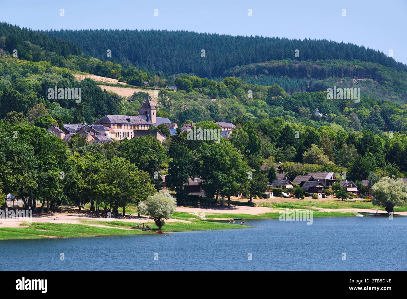 Le lac de Pannecière (Lac de Pannicière) dans le Parc naturel régional ...