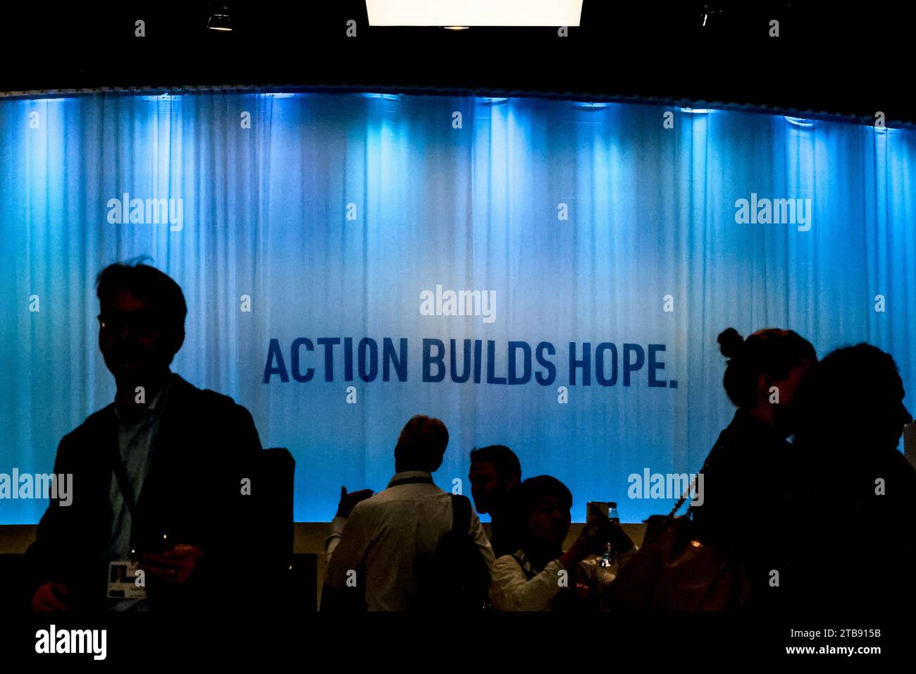 Les participants Walk by a sighn action Builds Hope au Théâtre Al Waha ...