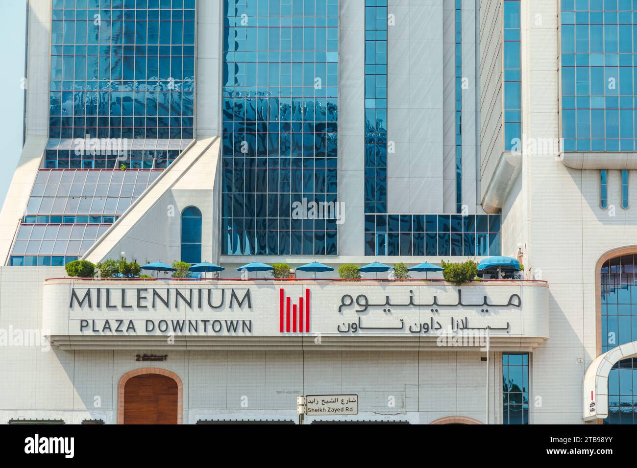 Plaza millénaire Banque de photographies et d’images à haute résolution - Alamy
