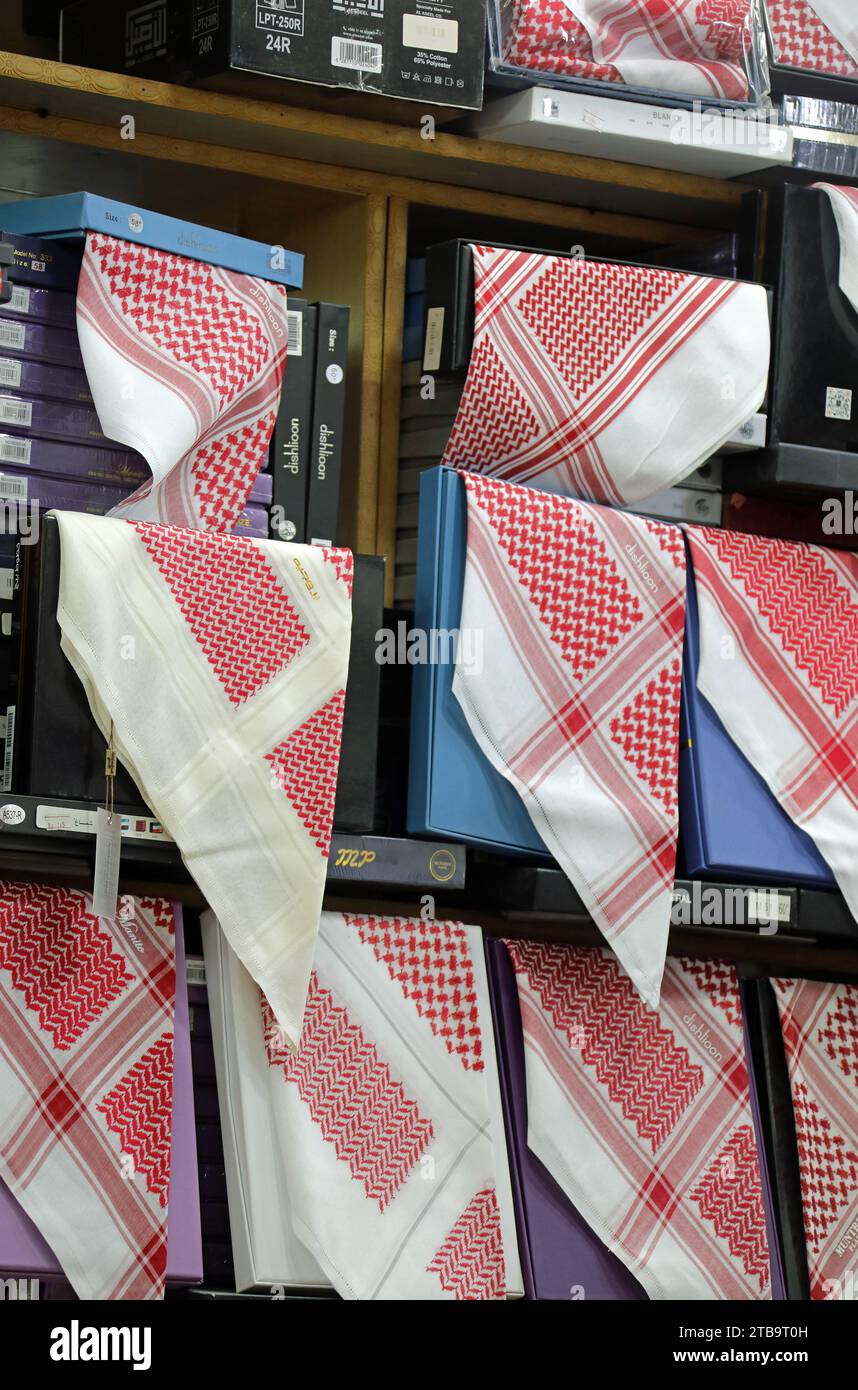 Red and white keffiyeh Banque de photographies et d’images à haute ...