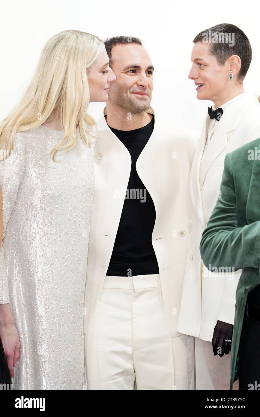 Elizabeth debicki et emma corrin Banque de photographies et d’images à ...