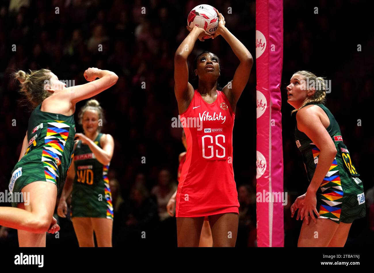 Olivia Tchine (au centre) de l'Angleterre lors du match Vitality ...