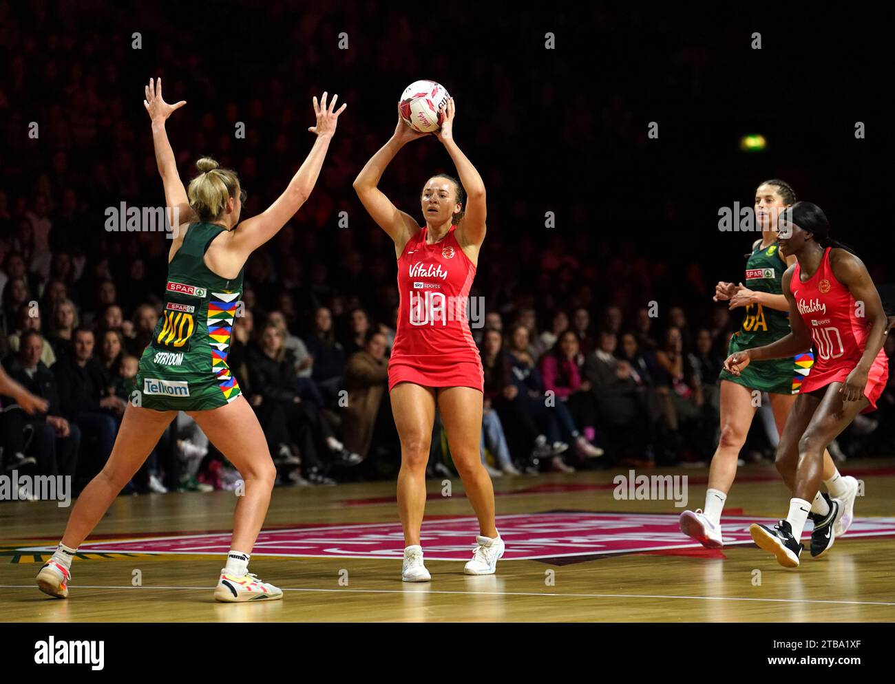 L'anglaise Hannah Joseph (au centre) lors du match Vitality netball ...