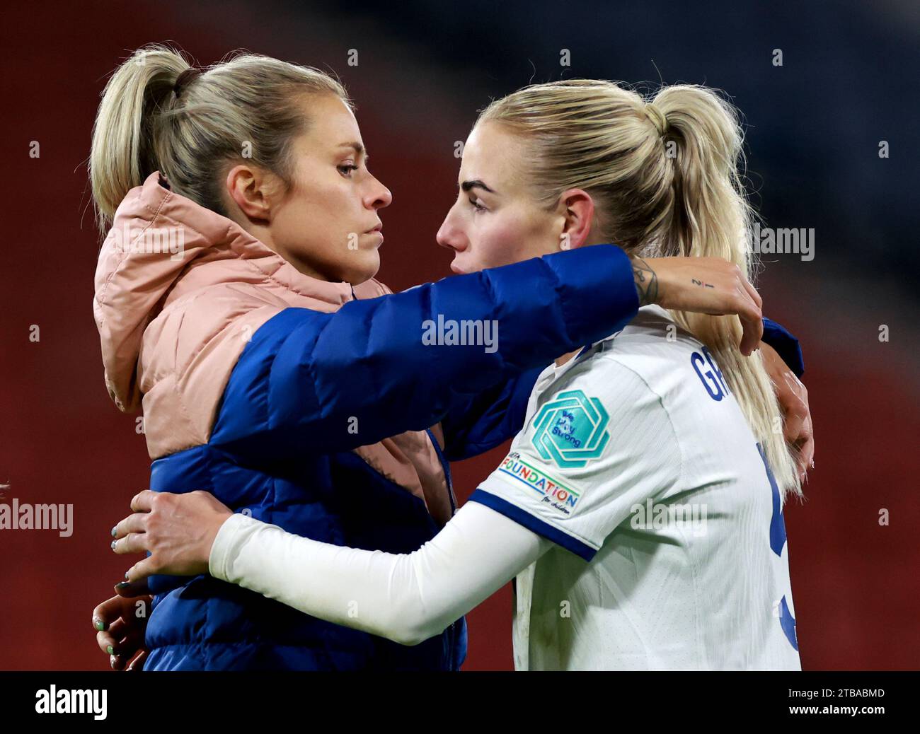 L'Anglais Alex Greenwood (à droite) embrasse sa coéquipière Rachel Daly ...