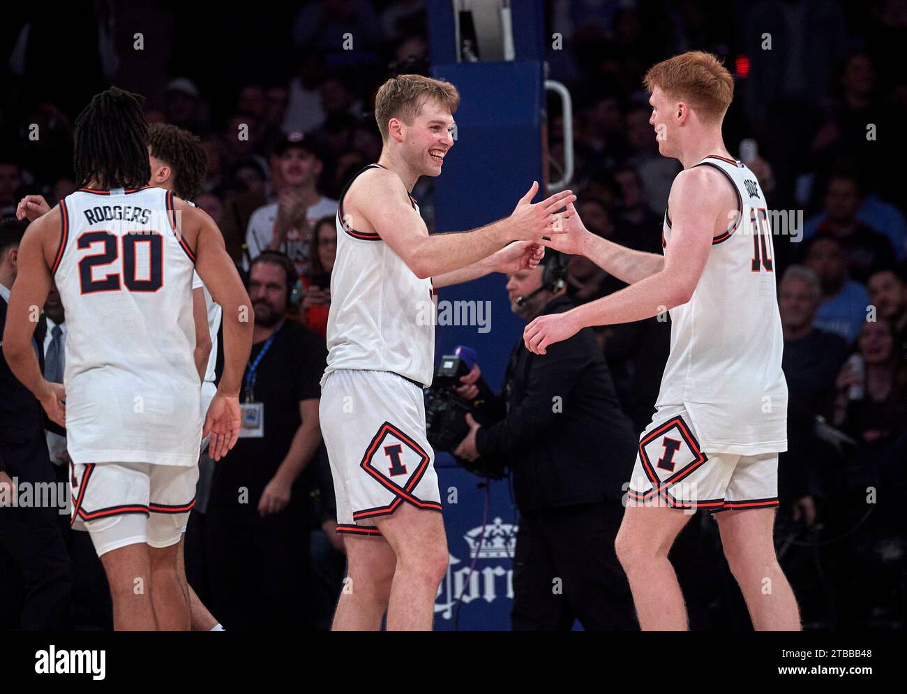 Le gardien de l'Illinois Luke Goode (10) et l'attaquant Marcus Domask ...