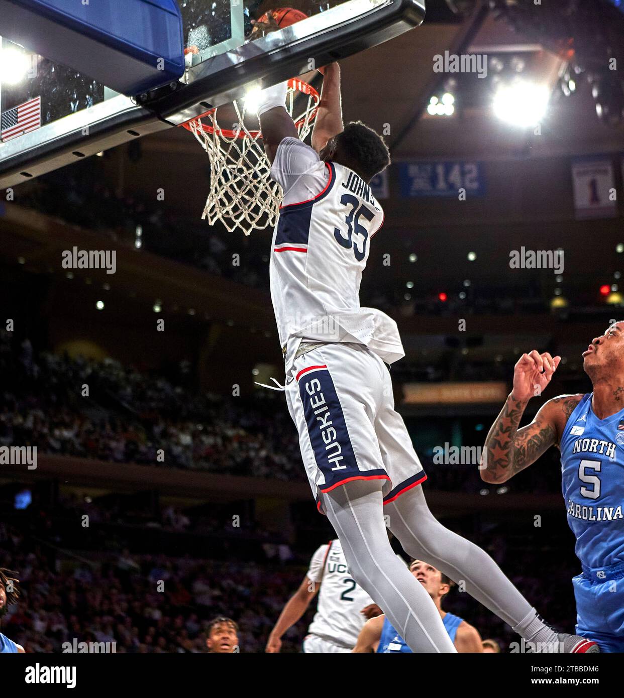 L'attaquant des Huskies du Connecticut Samson Johnson (35) dunk contre ...
