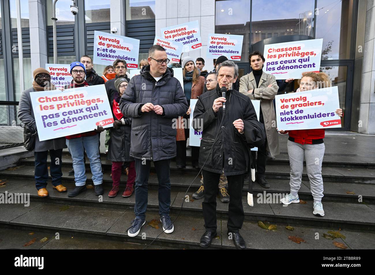 Le président du PVDA - PTB Raoul Hedebouw et l'avocat Jos Vander Velpen ...