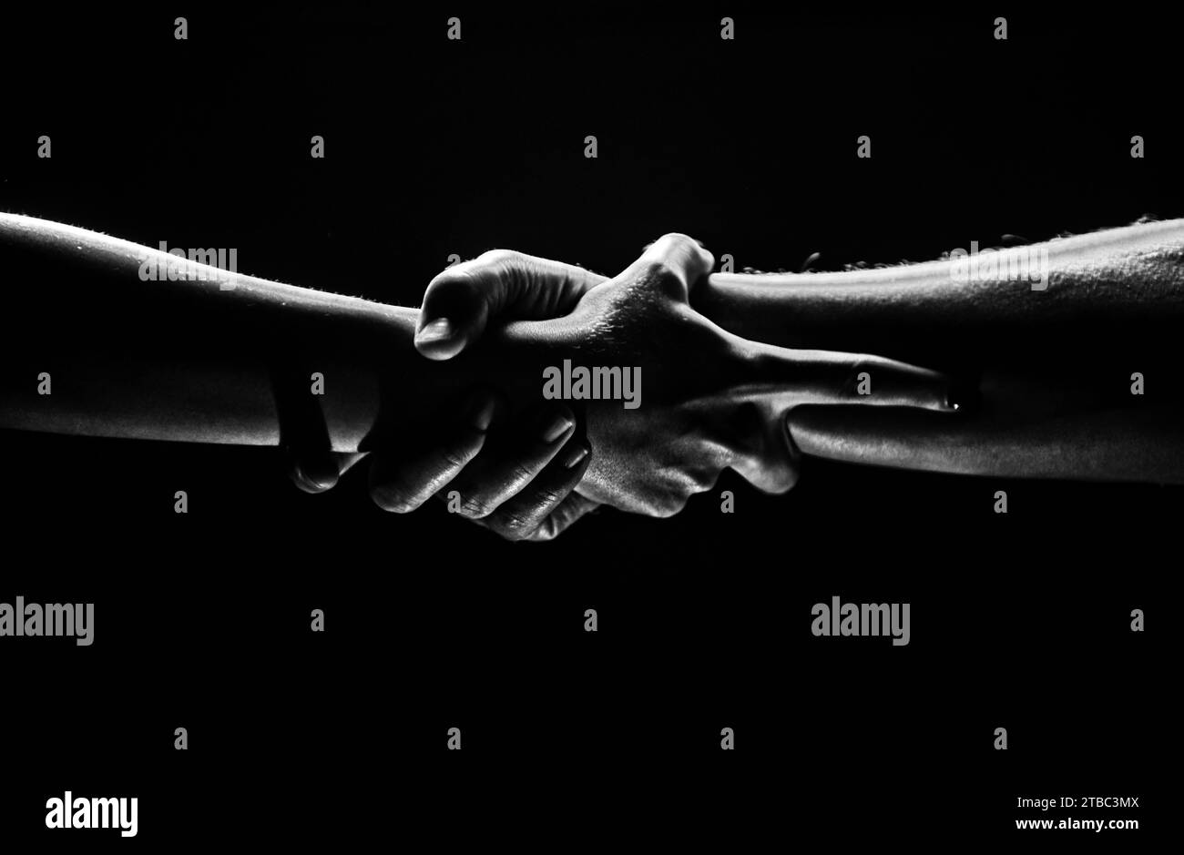 Les mains font des gestes sur fond noir. Donner un coup de main ...