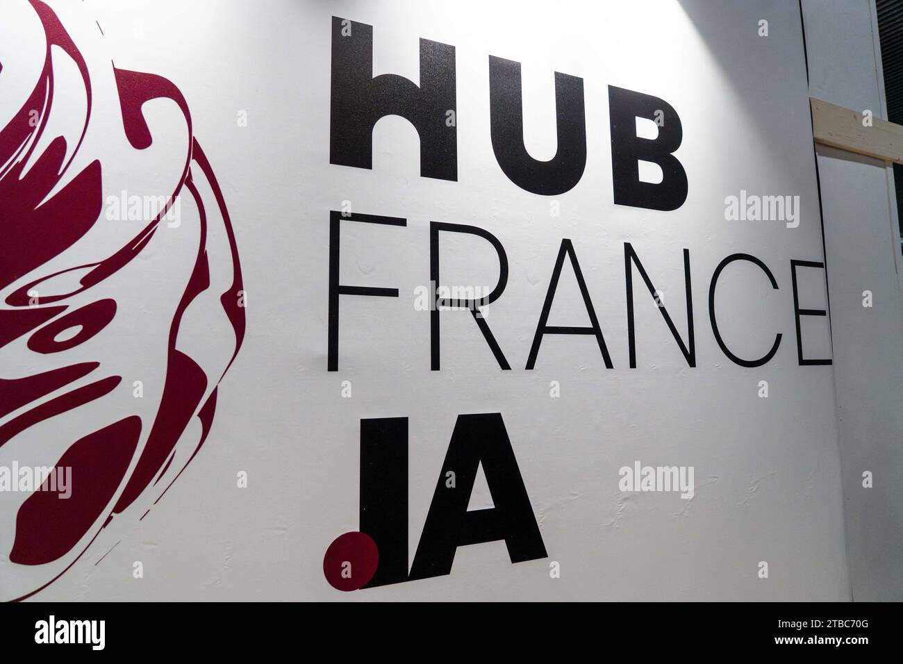 Paris, France. 06 décembre 2023. Un signe avec la mention « Hub france ...