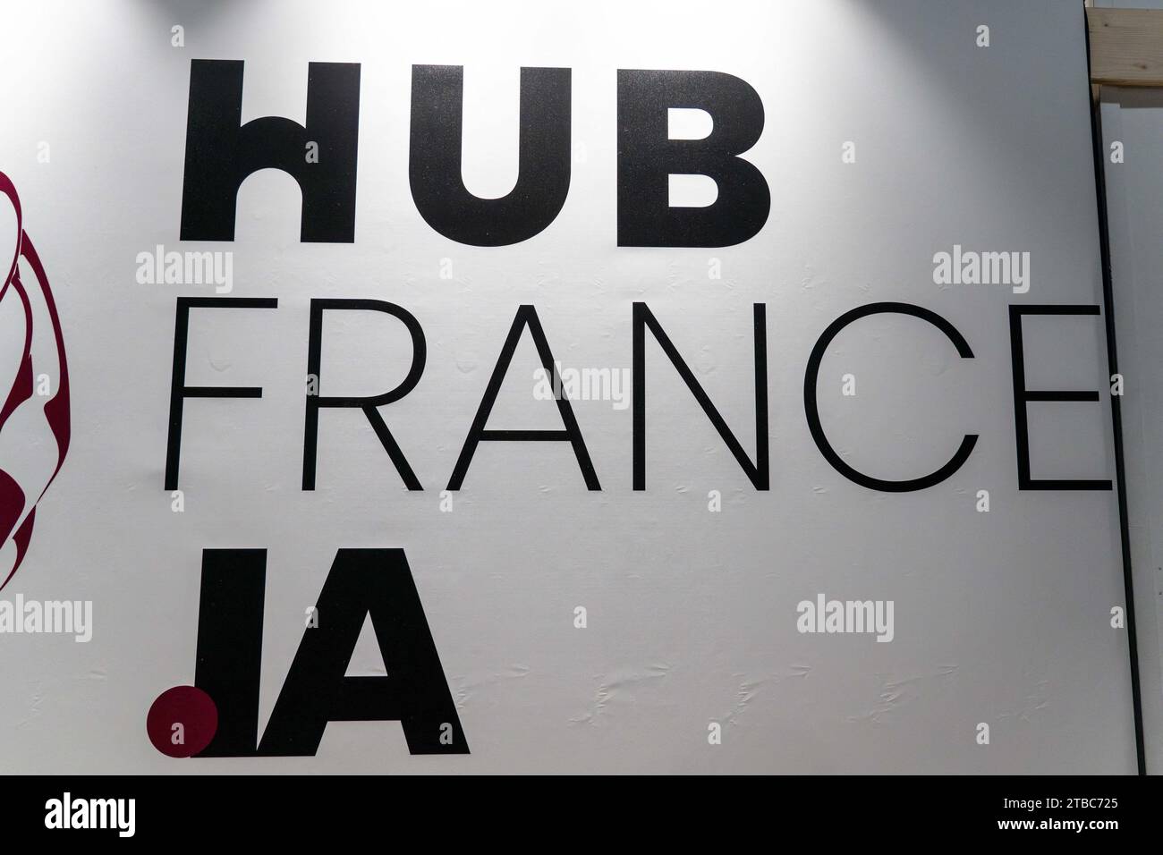 Paris, France. 06 décembre 2023. Un signe avec la mention « Hub france ...