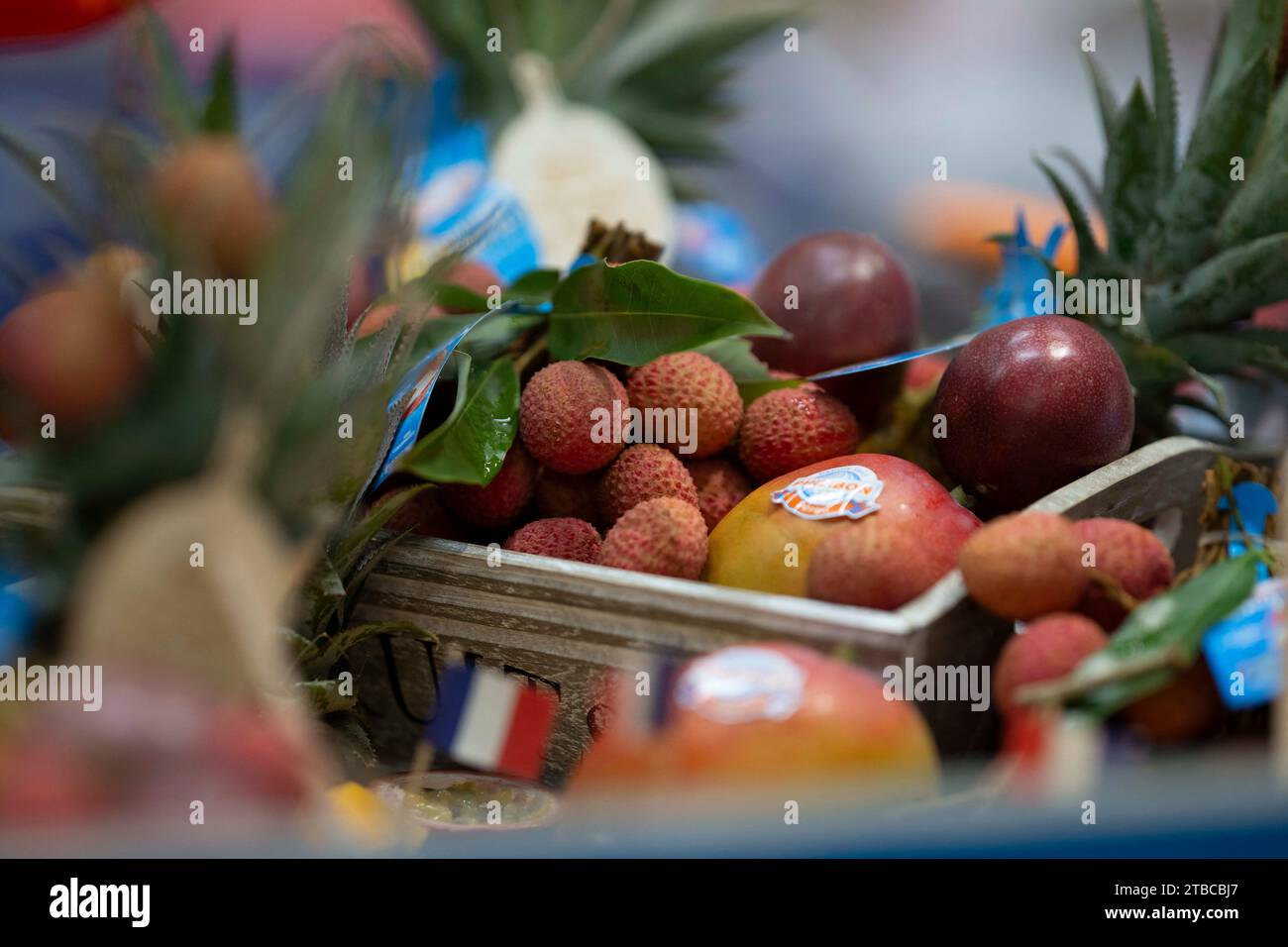 Cette photographie montre le litchi, l'ananas, le fruit de la passion ...