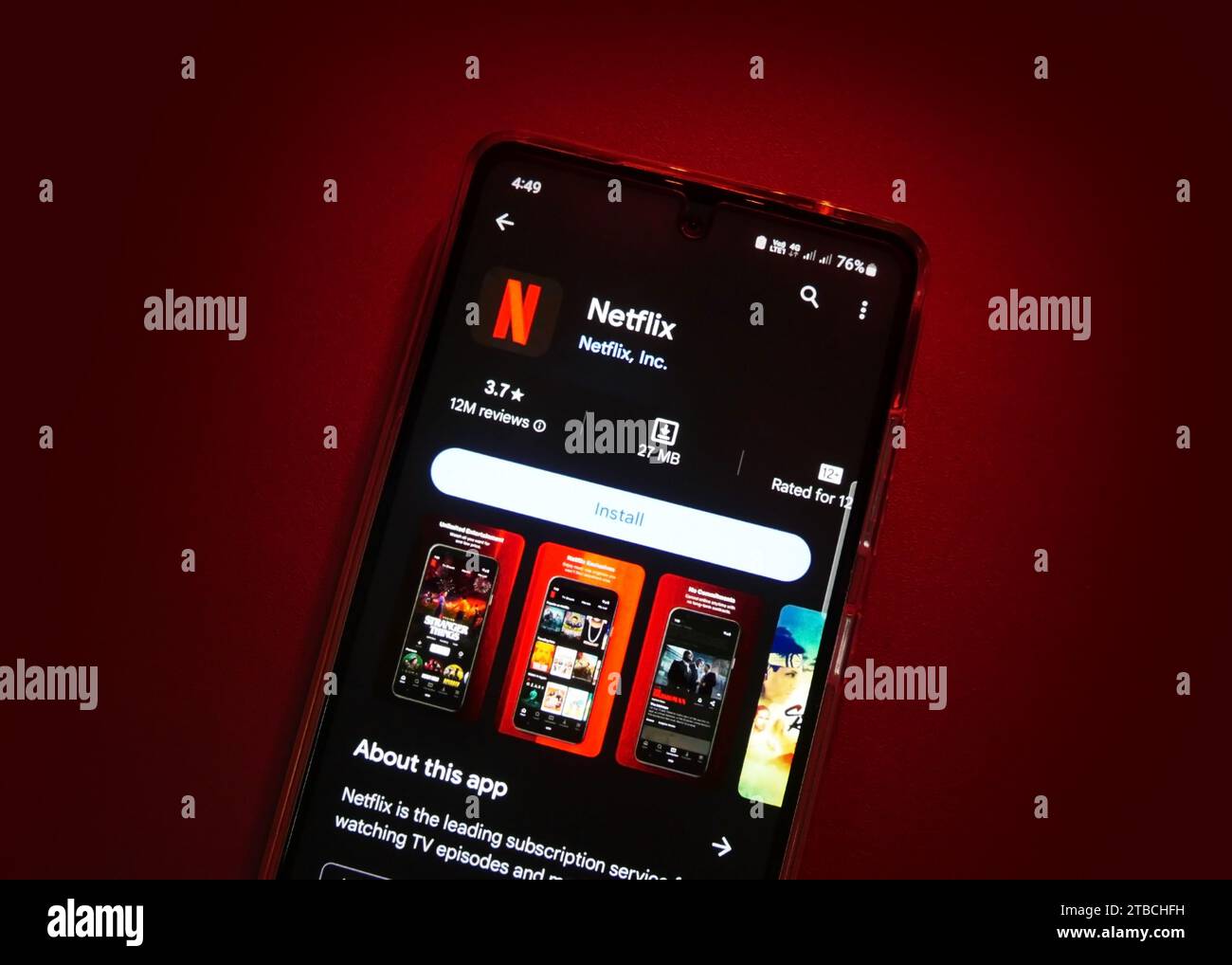 Main tenant un téléphone avec l'application Netflix sur Playstore sur smartphone. Netflix ...