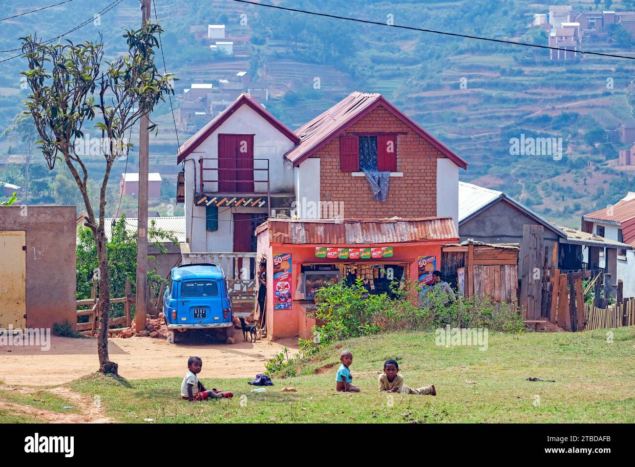Petite épicerie et maisons en briques de deux étages dans le village ...