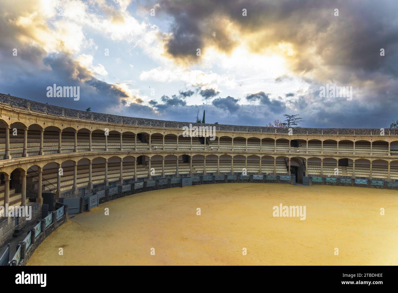 vue partielle de l'intérieur des arènes de ronda avec un ciel nuageux ...