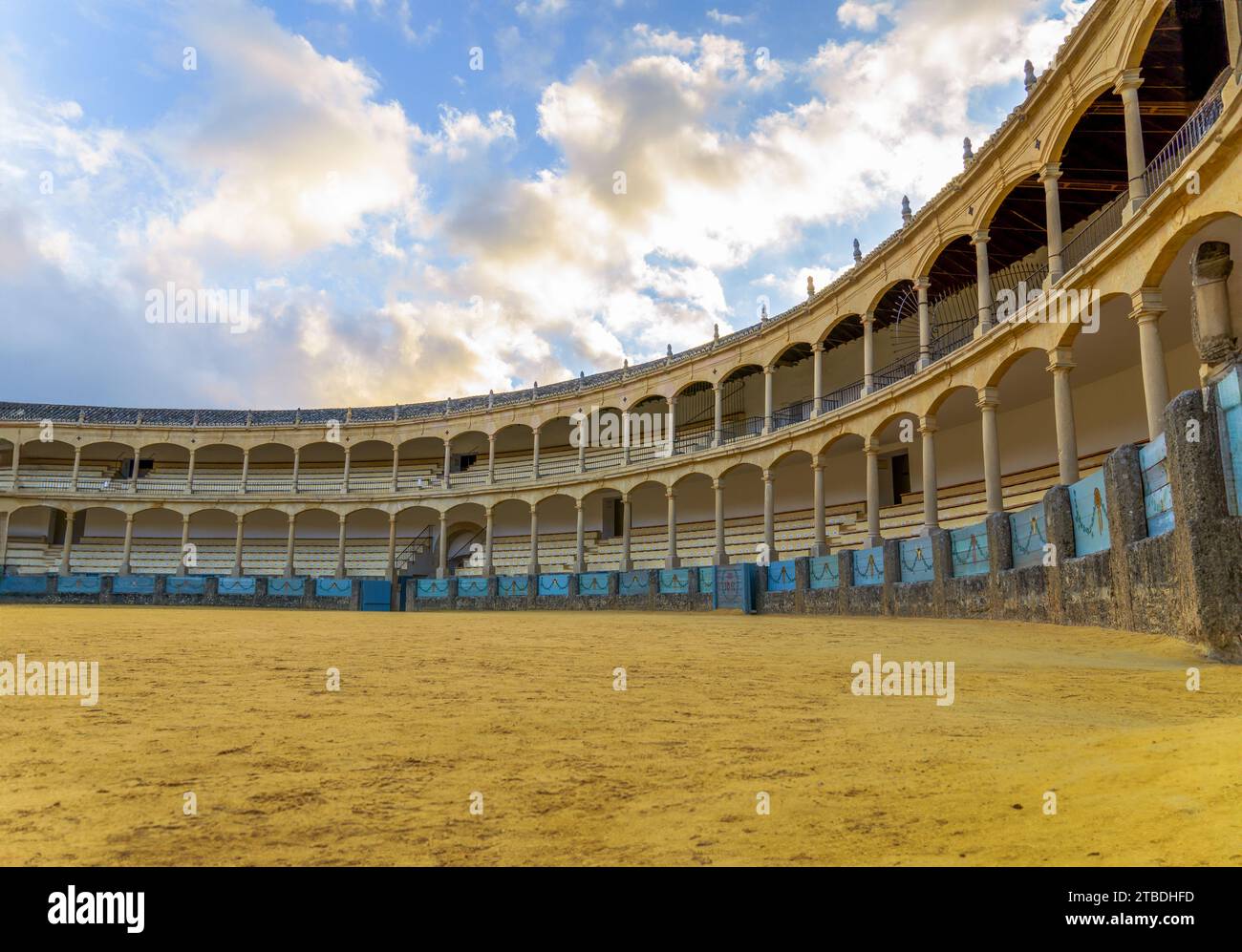 vue partielle de l'intérieur des arènes de ronda avec un ciel nuageux ...