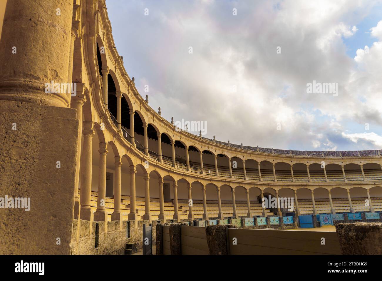 vue partielle de l'intérieur des arènes de ronda avec un ciel nuageux ...