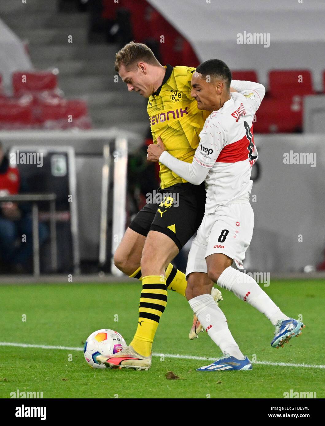 Stuttgart, Deutschland. 06 décembre 2023. Zweikampf Julian Ryerson Borussia Dortmund BVB (26 ...
