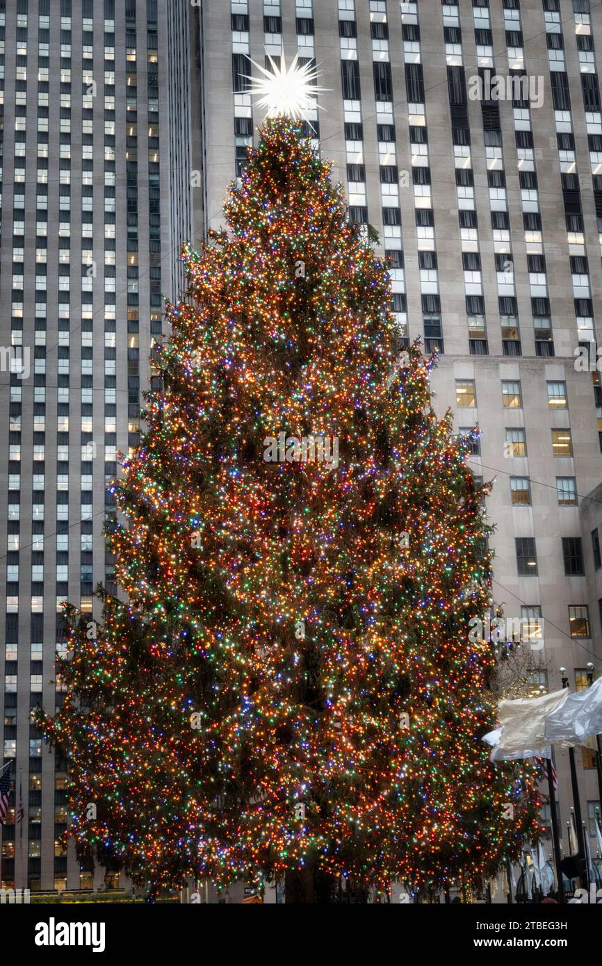 Le sapin de Noël du Rockefeller Center est un lieu emblématique de vacances, New York City, USA ...