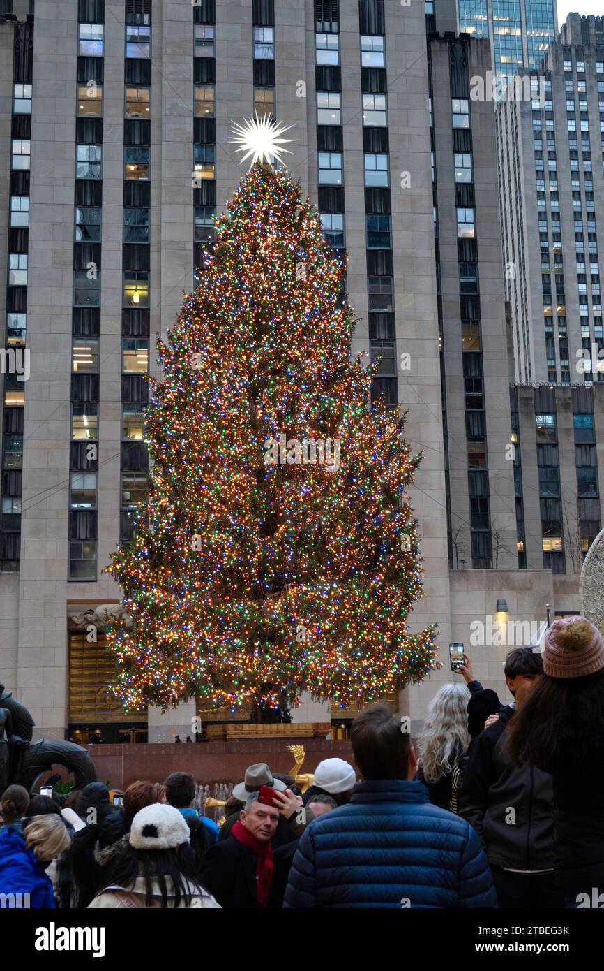 Le sapin de Noël du Rockefeller Center est un lieu emblématique de vacances, New York City, USA ...