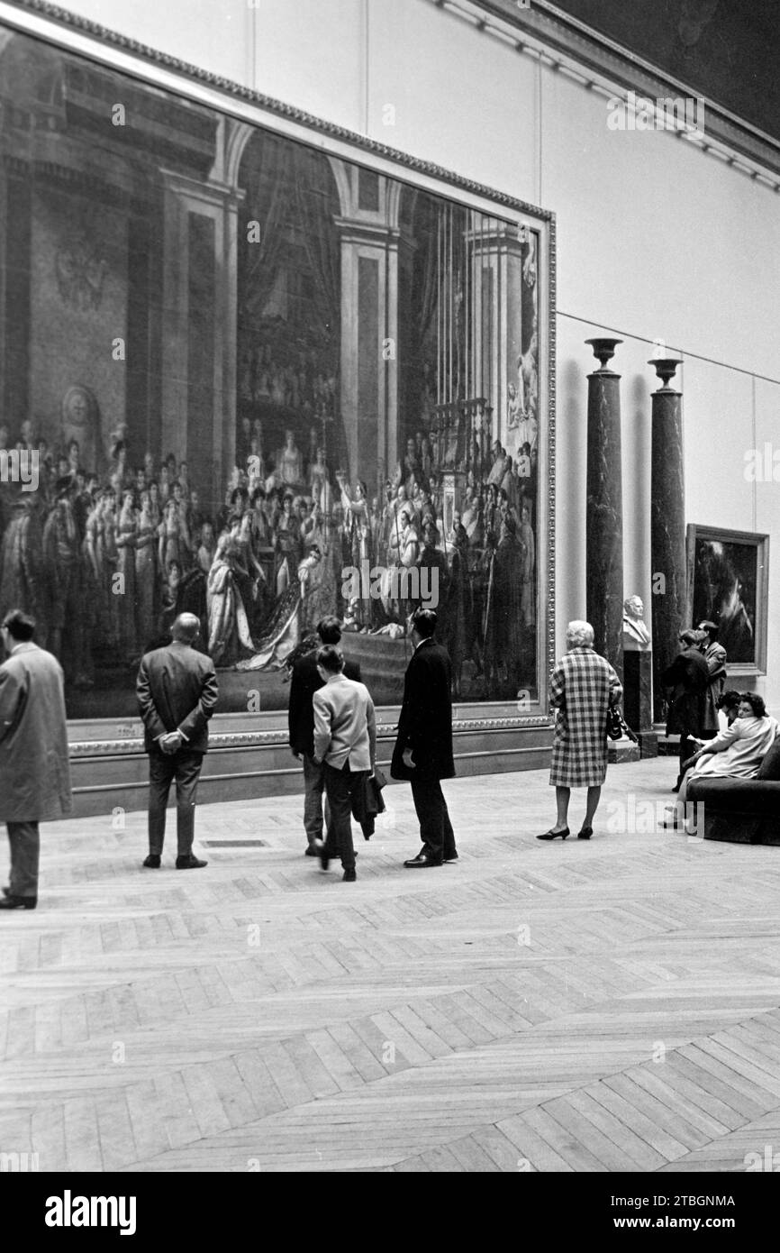 Museumsbesucher im Louvre betrachten das Gemälde Die Krönung in notre ...