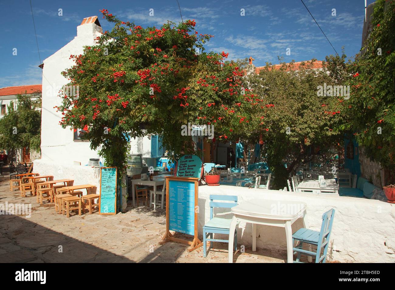 Vue d'une maison traditionnelle en pierre utilisée comme restaurant à ...
