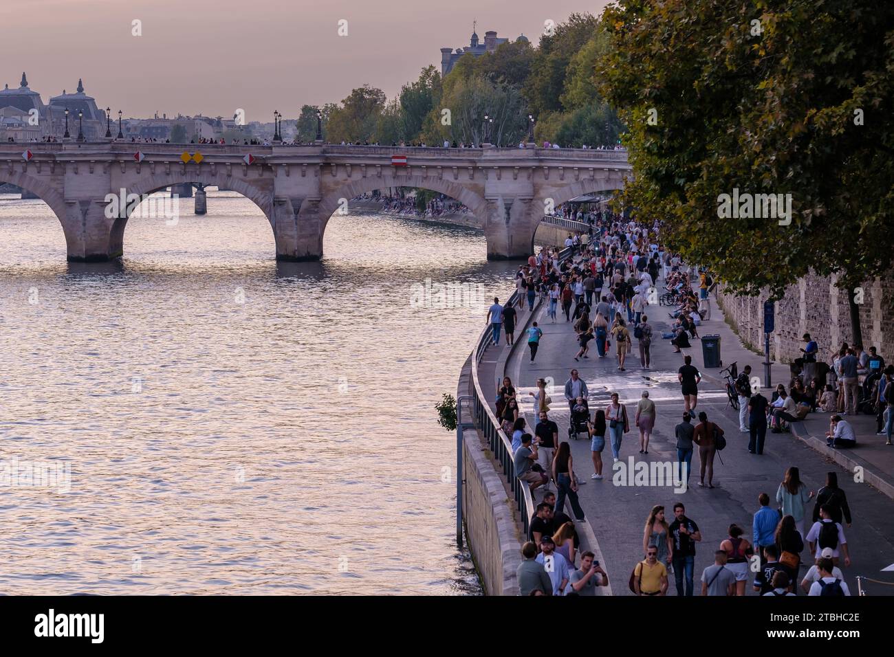 Paris, France - 8 octobre 2023 : vue des touristes et des Parisiens ...