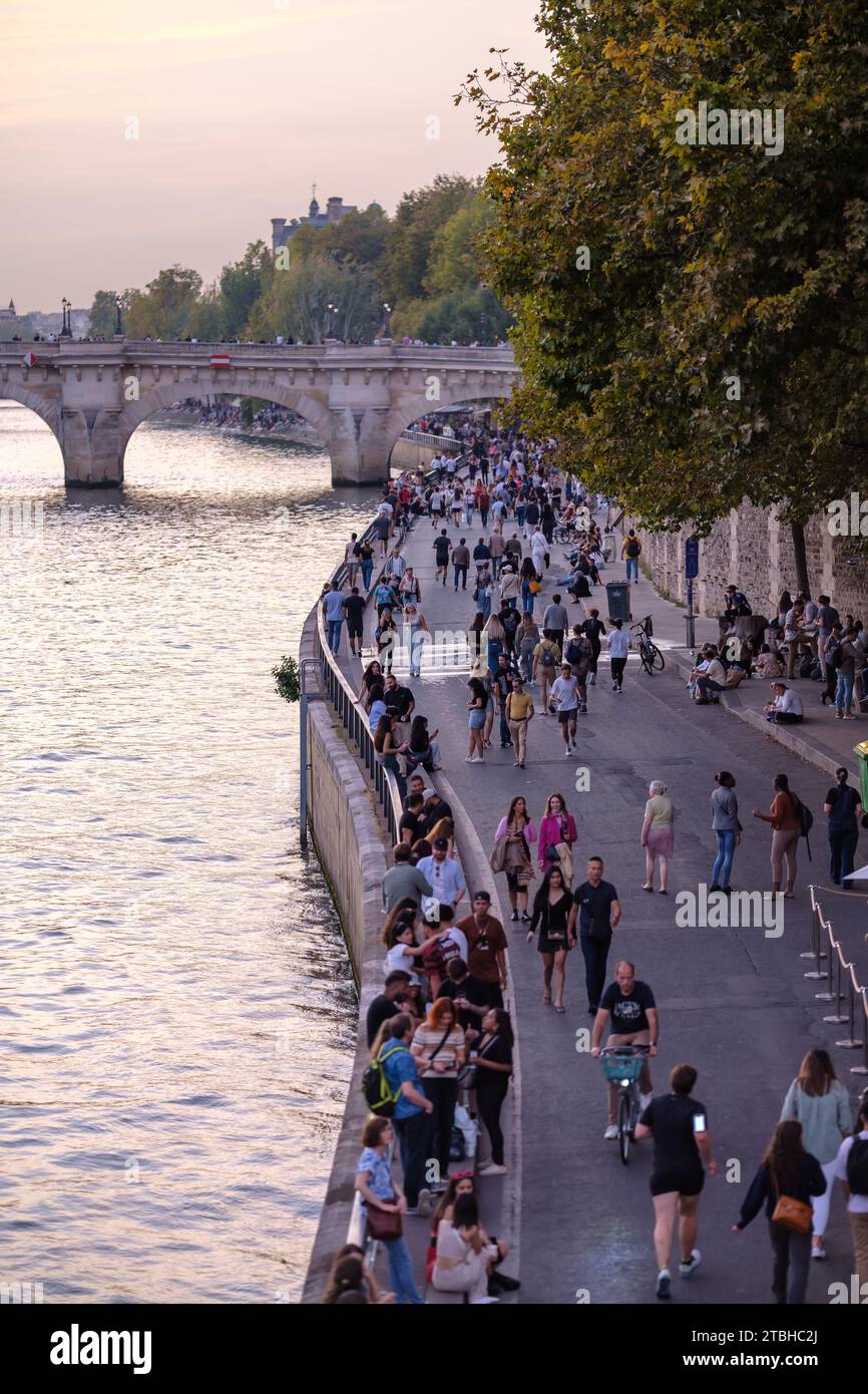 Paris, France - 8 octobre 2023 : vue des touristes et des Parisiens ...